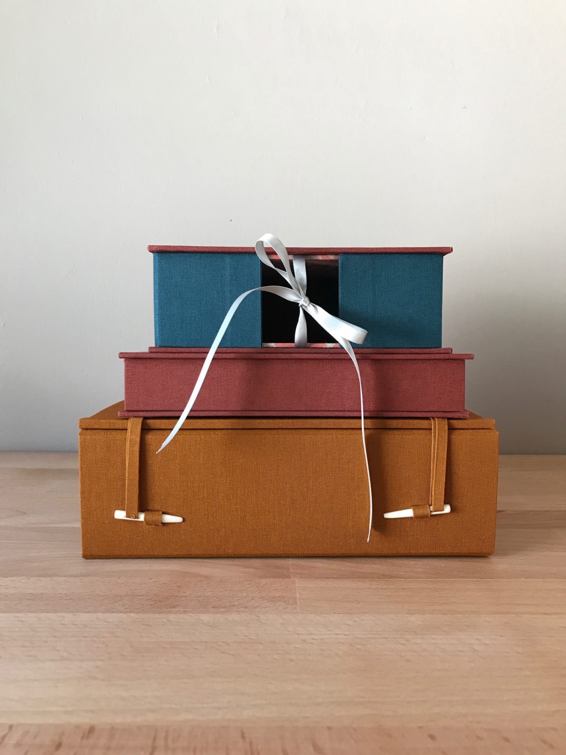 clamshell box – Flash of the Hand